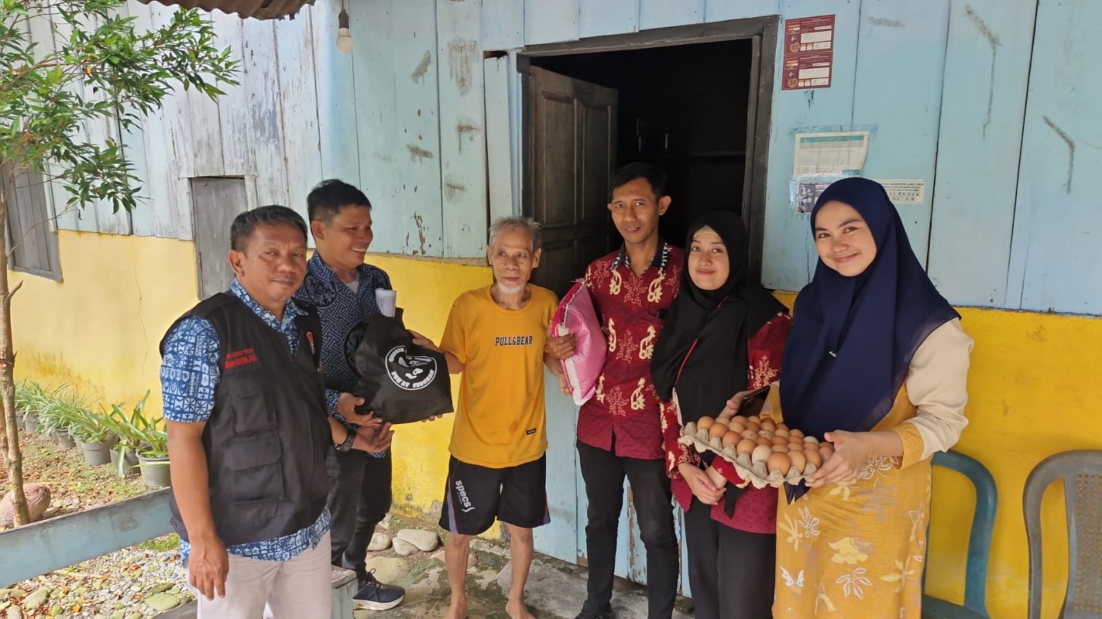 GSJ Setdakab Lutim Kembali Serahkan Bantuan Kepada Dhuafa dan Janda Lansia | Luwuraya.com